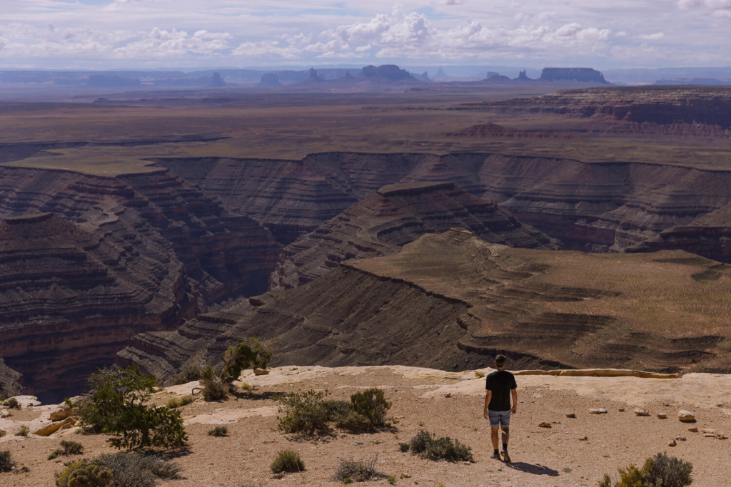 COMPLETE GUIDE TO VISITING MONUMENT VALLEY - Ashley Hawwet